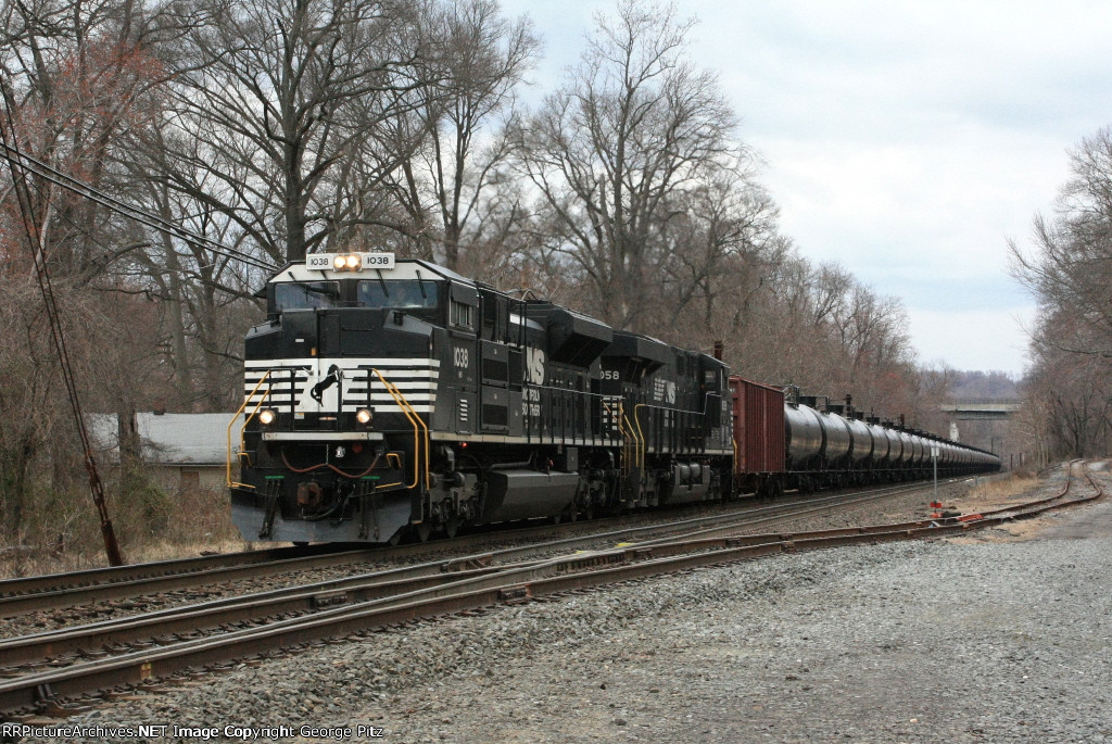 NS 1038 and loaded oil train Z4R